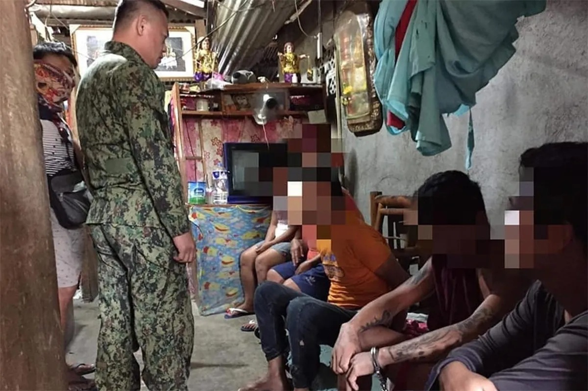 5 miyembro ng pamilya timbog sa pagbebenta at paggamit ng iligal na droga | ABS-CBN News