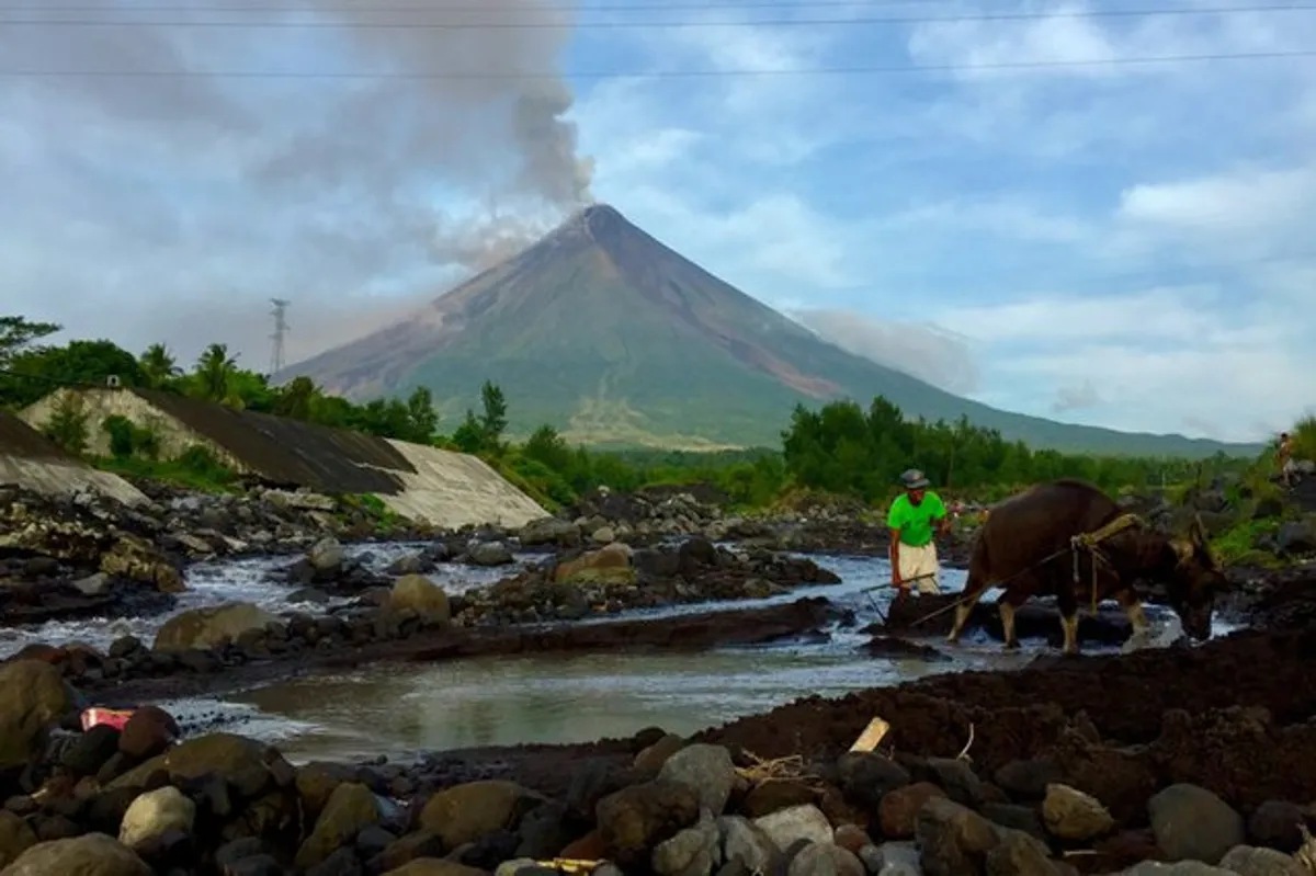 2 volcanic quakes rock Mayon volcano; Alert Level 1 remains: Phivolcs ...