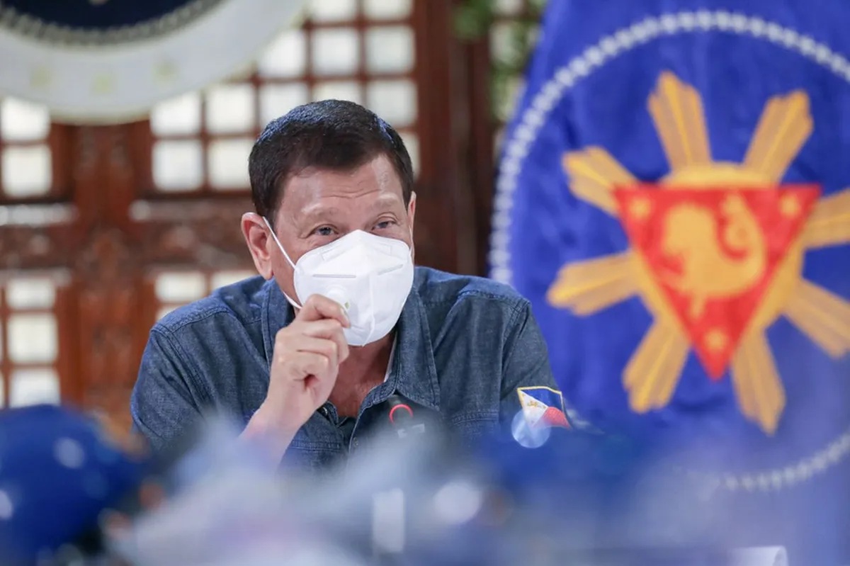'Hindi ako holdaper': Duterte says he takes off anti-virus mask at ...