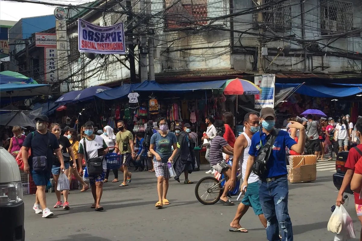 Divisoria muling dinagsa ng mga mamimili; yantok ginamit para sa physical distancing | ABS-CBN News