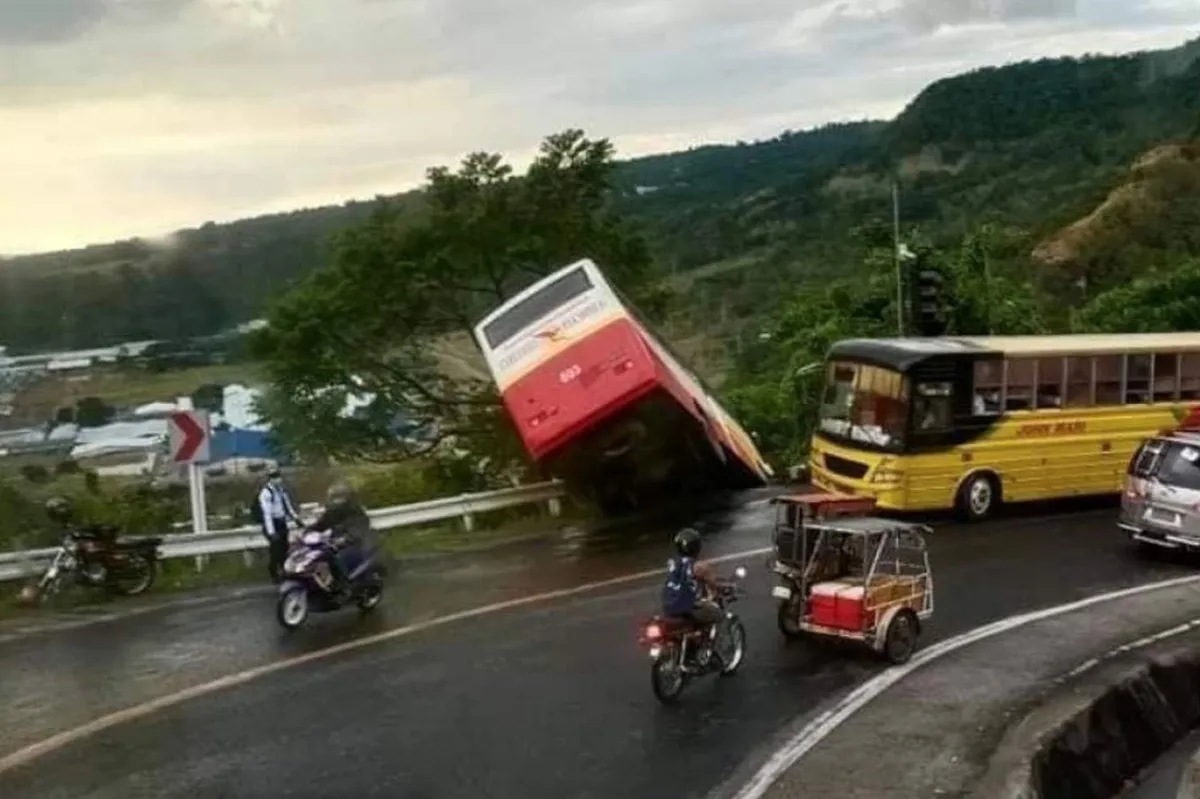 Bus bumitin sa bangin matapos bumangga sa railing sa Bataan | ABS-CBN News