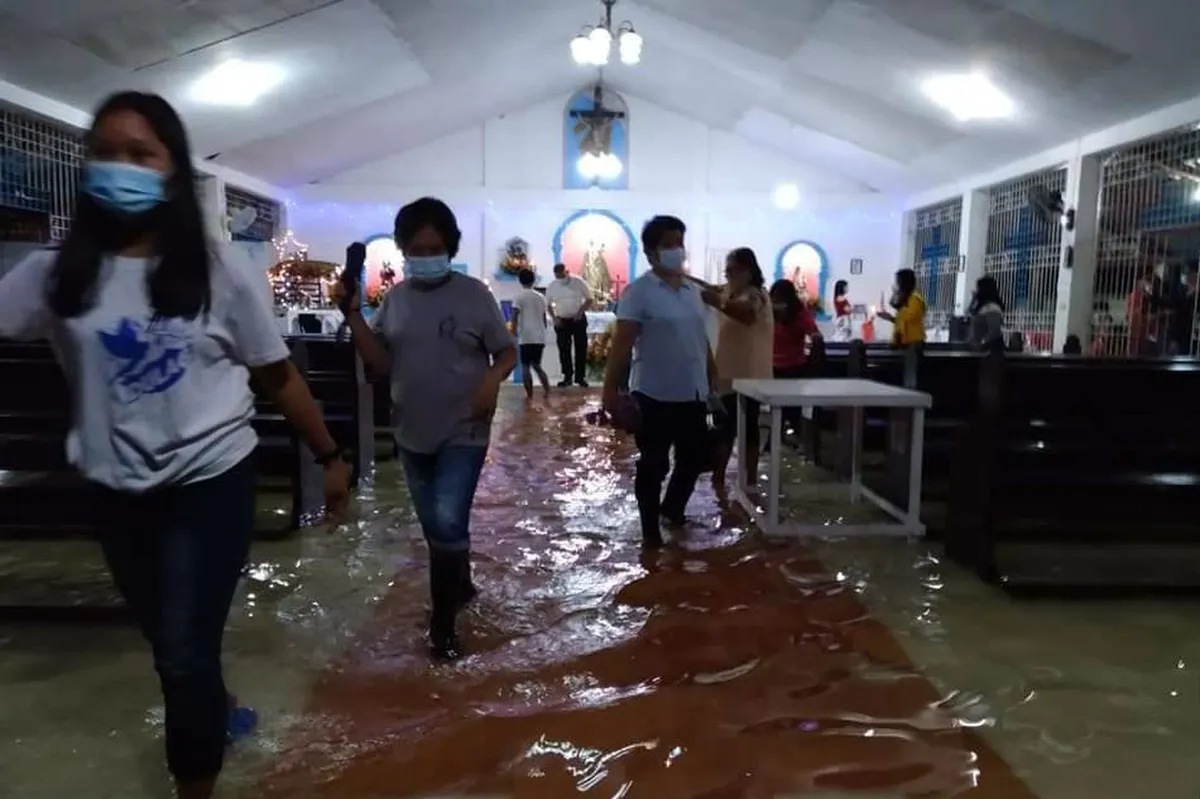 Simbahan sa Leyte town binaha; mga deboto tuloy sa pagdalo sa misa ... Simbahan sa Leyte town binaha; mga deboto tuloy sa pagdalo sa misa ...