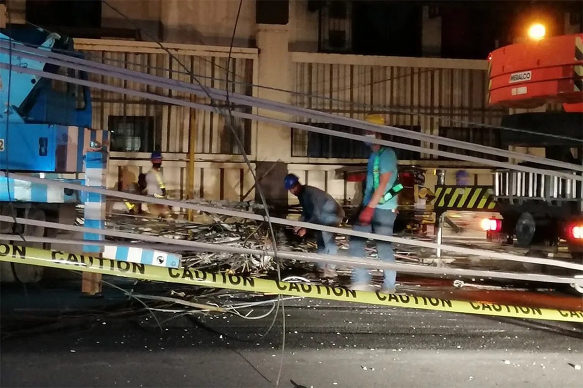 Mga kotse, tricycle nabagsakan ng poste sa Las Piñas | ABS-CBN News