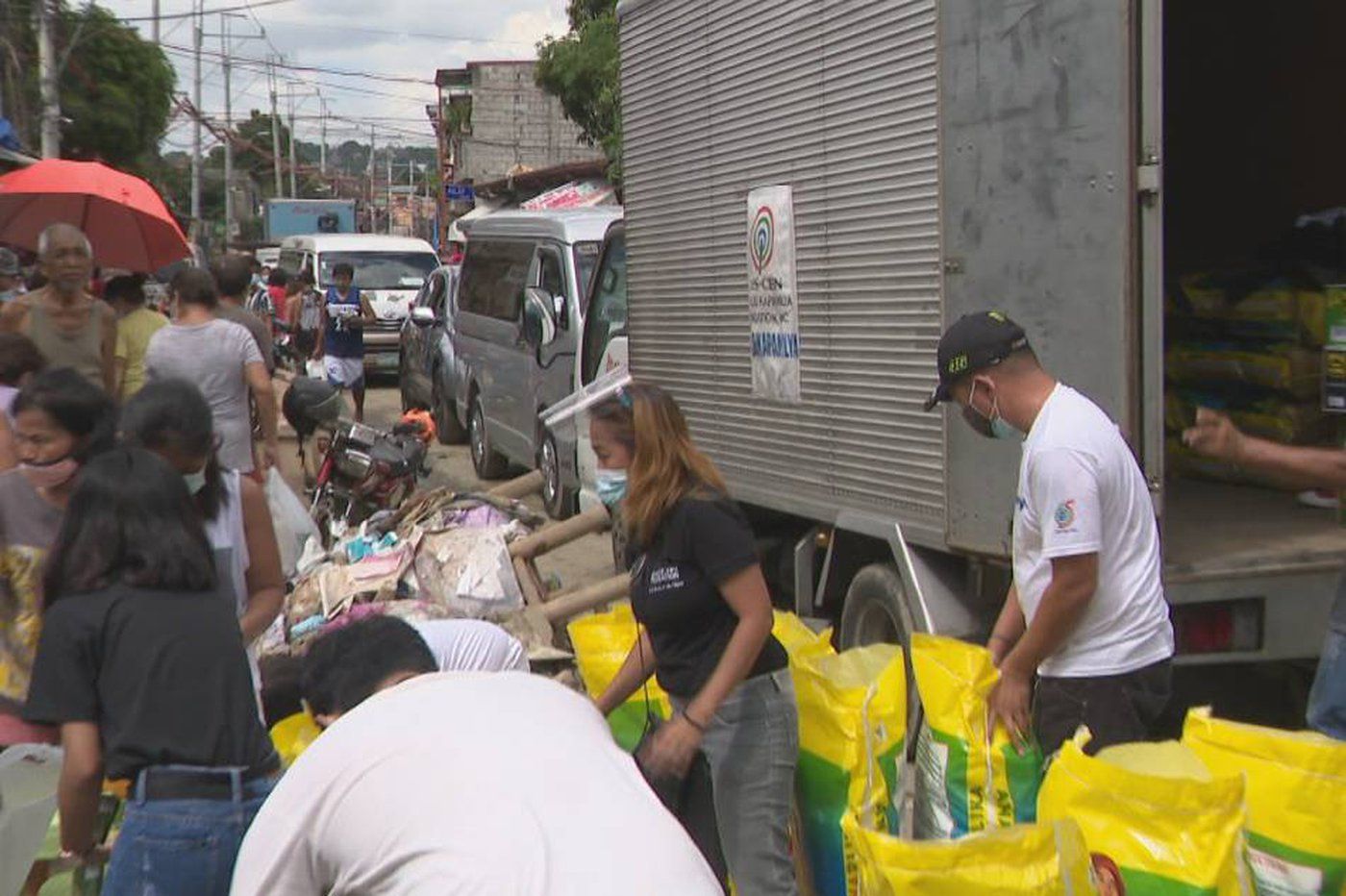 500 pamilya sa Marikina hinatiran ng relief goods | ABS-CBN News