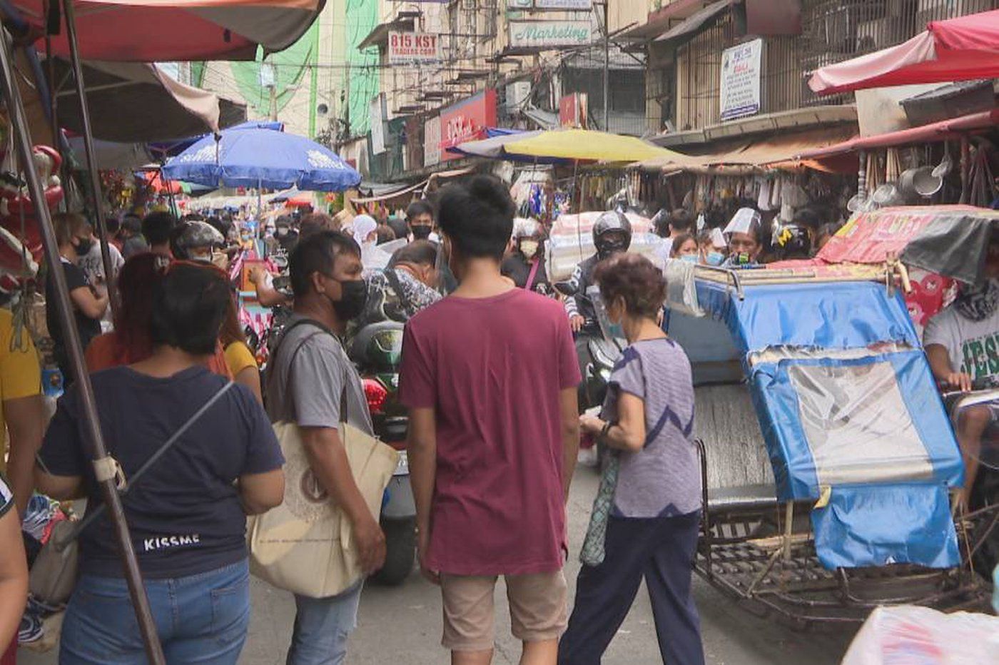 Mga mamimili dagsa sa Divisoria kahit may pandemya | ABS-CBN News