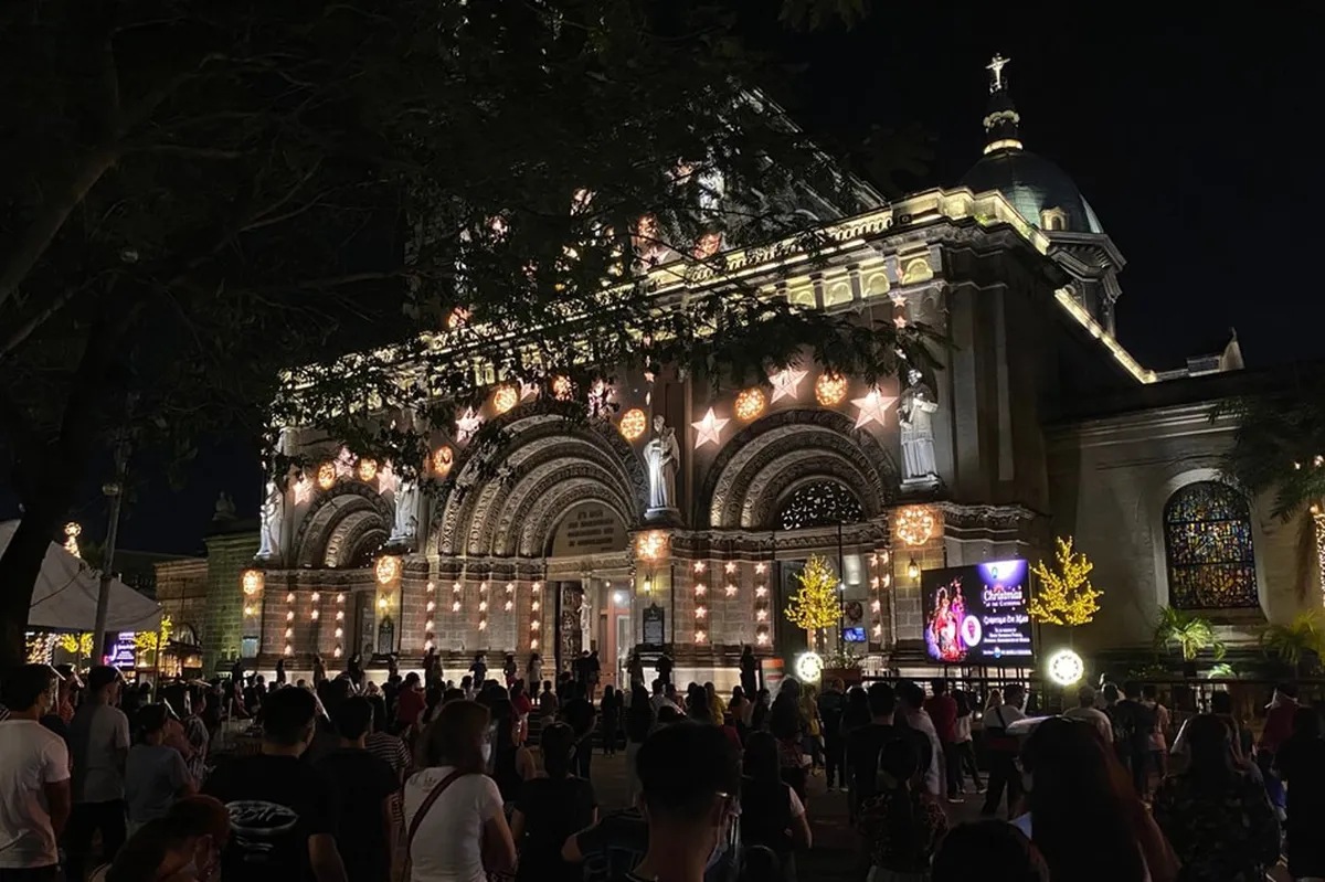 Mga Pinoy nag-Christmas Eve mass sa mga simbahan kahit may pandemya ...