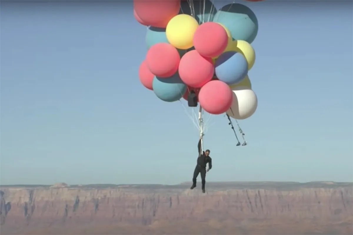 WATCH: David Blaine pulls off high-flying balloon stunt | ABS-CBN Lifestyle