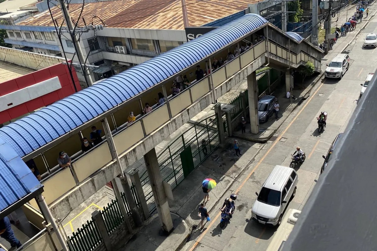 Pila sa LRT-1 Balintawak station humaba sa pagsasara ng Roosevelt ...