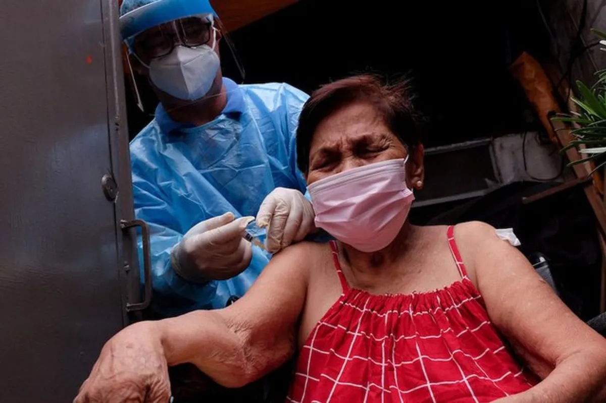 How the aging immune system makes older people vulnerable to COVID-19 ...