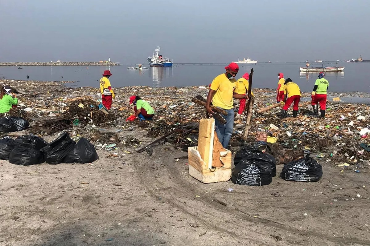 Basurang naipon sa Manila Bay, hinakot na | ABS-CBN News Basurang naipon sa Manila Bay, hinakot na | ABS-CBN News