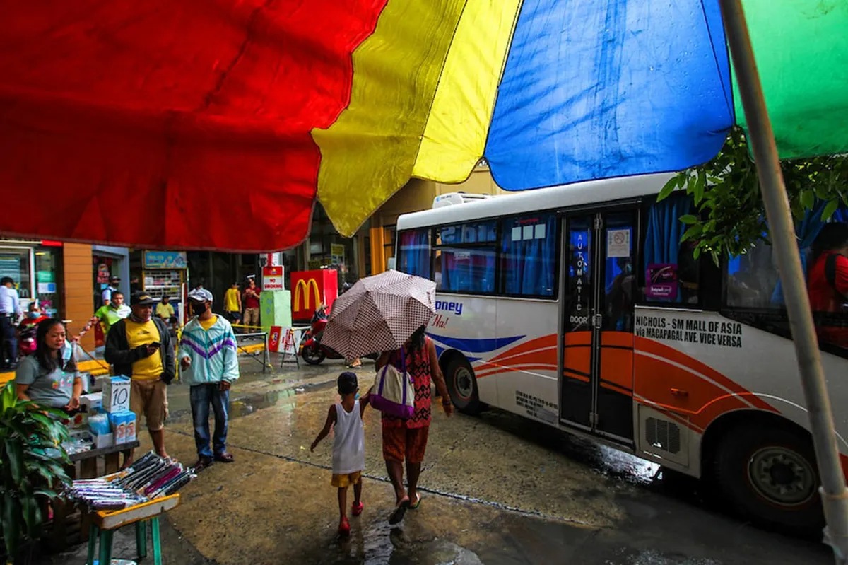 8 sa 10 Pinoy kuntento sa pandemic response ng pamahalaan: survey | ABS ...