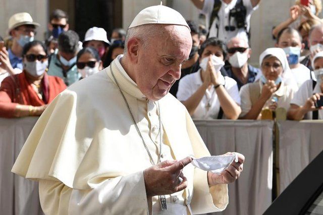 Pope Francis wears face mask for first time in public | ABS-CBN Lifestyle