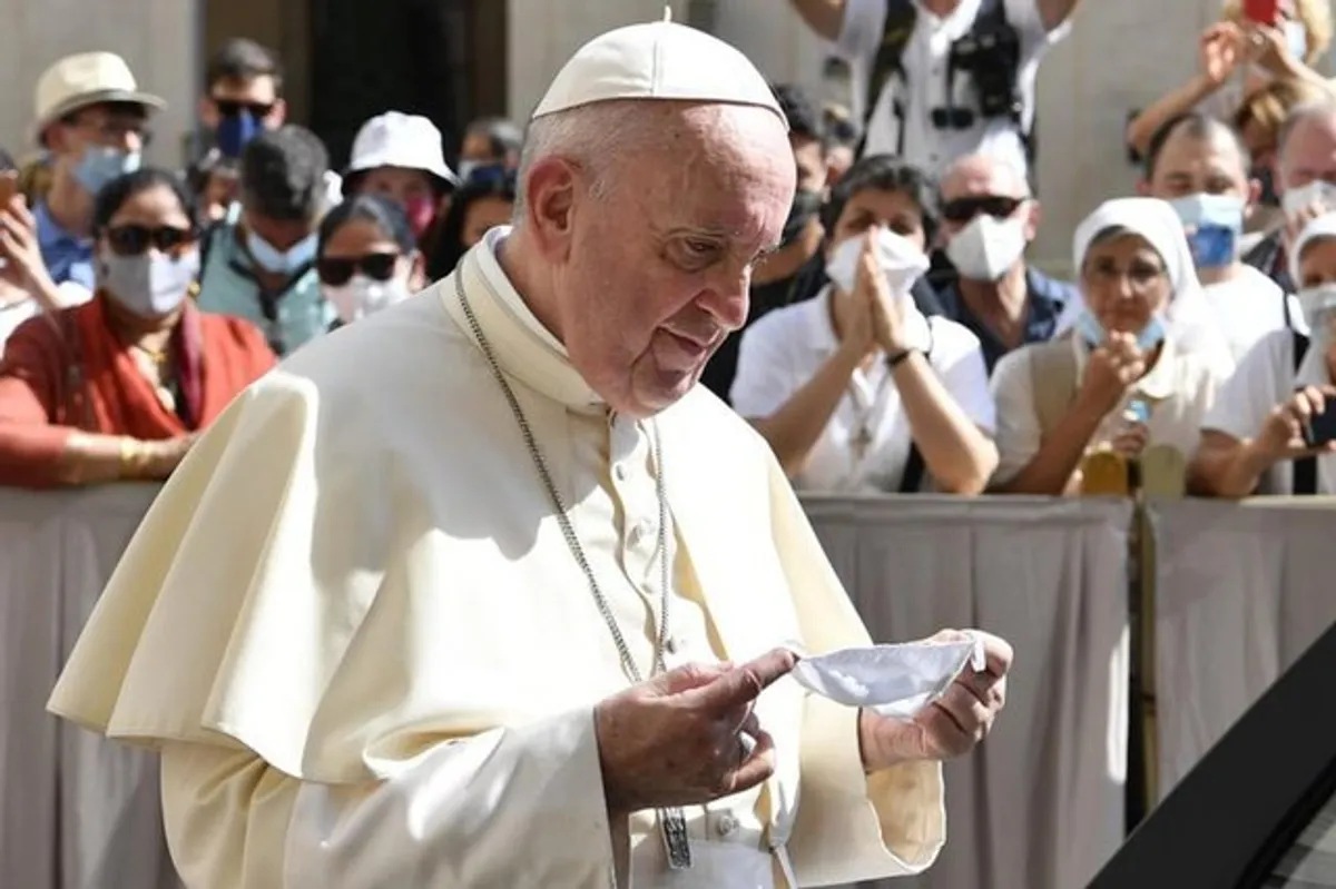 Pope Francis wears face mask for first time in public | ABS-CBN Lifestyle