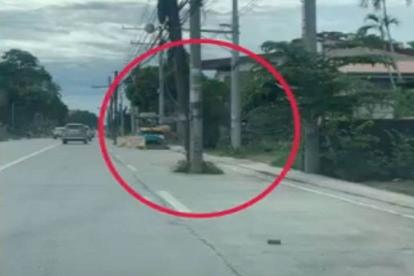 Mga poste ng kuryenteng nakaharang sa kalsada pinaaaksiyunan ng mga ...