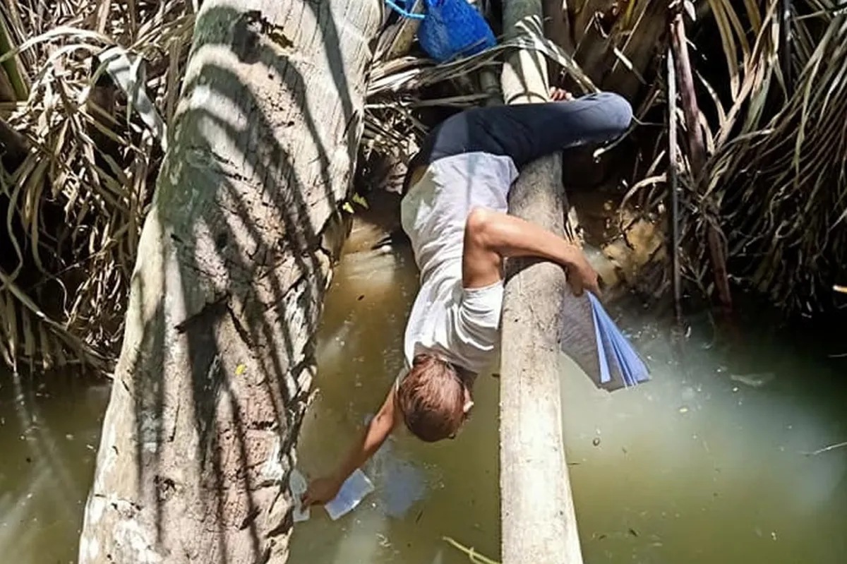 VIRAL: College instructor, tumatawid sa sapa sa Surigao del Sur para ...