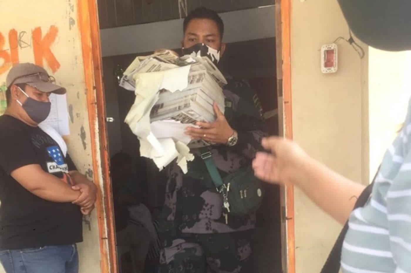 Mga kopya ng dyaryong Pinoy Weekly kinumpiska umano ng mga pulis | ABS ...