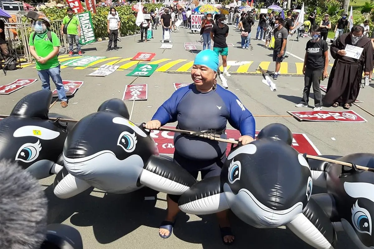 TINGNAN: Mae Paner rumampa sa SONA 2020 protest bilang Harry Roque ...
