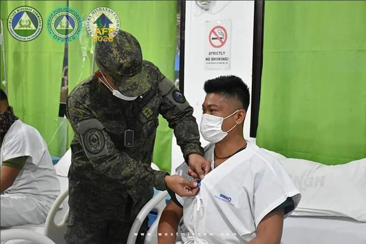 Soldiers wounded in Jolo twin explosions commended | ABS-CBN News