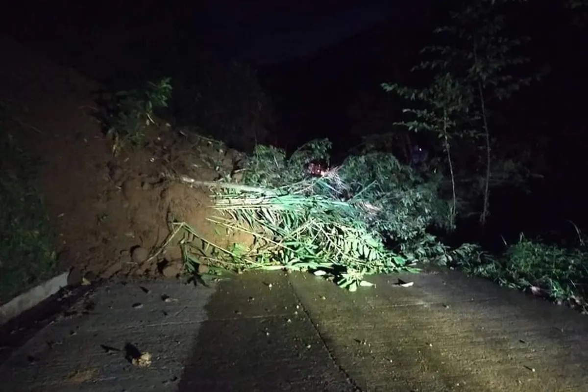 Ilang kalsada sa Ambaguio sa Nueva Vizcaya, apektado ng pagguho ng lupa ...