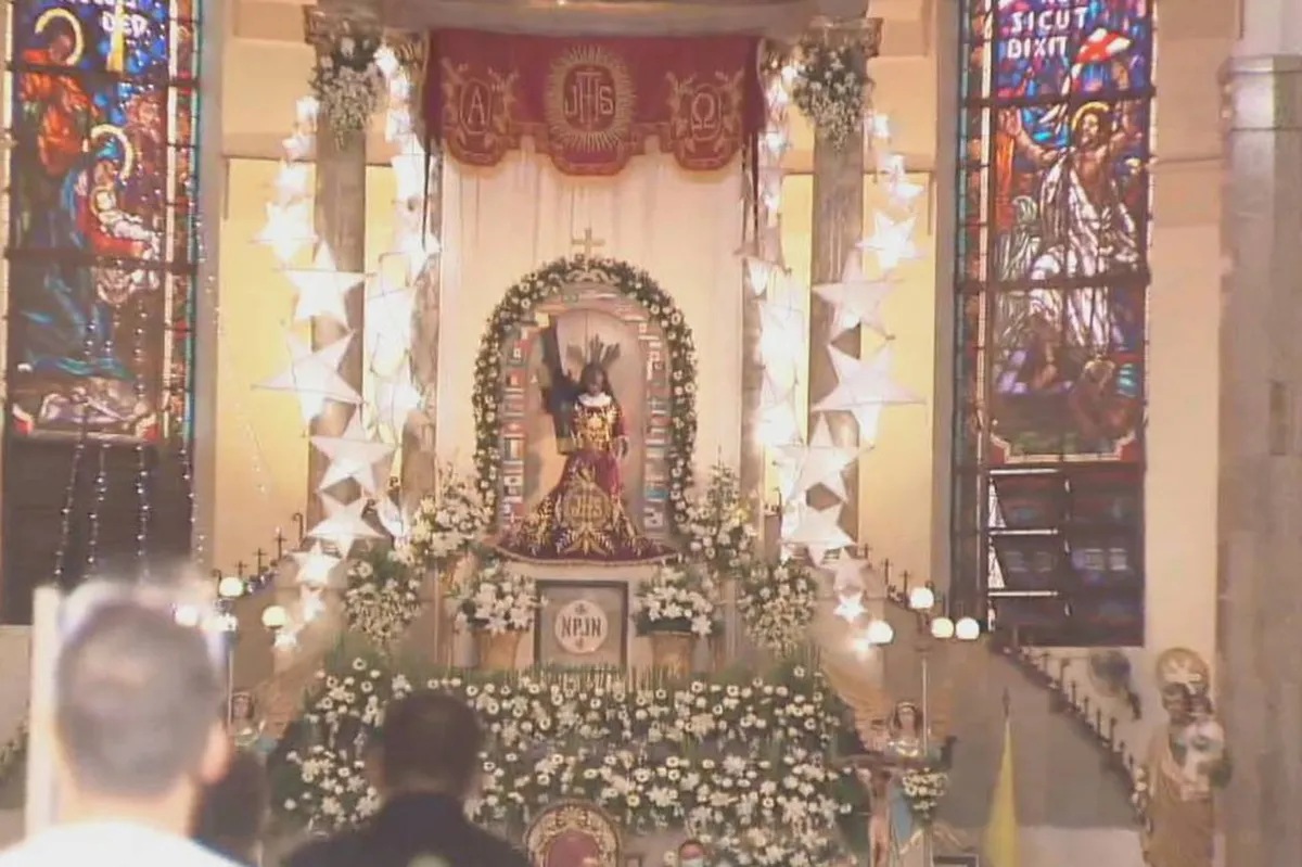 Quiapo Church dinagsa ng mga deboto sa Bagong Taon; distancing ... Quiapo Church dinagsa ng mga deboto sa Bagong Taon; distancing ...