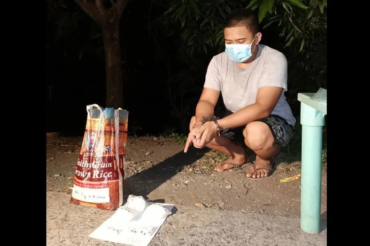 Lalaki huli sa pagbebenta ng droga sa loob ng Bilibid | ABS-CBN News Lalaki huli sa pagbebenta ng droga sa loob ng Bilibid | ABS-CBN News