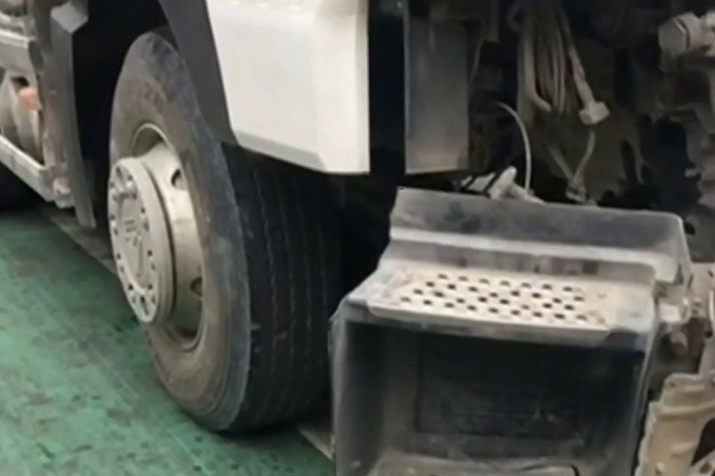 Trailer truck sumalpok sa concrete barrier sa EDSA-Taft | ABS-CBN News Trailer truck sumalpok sa concrete barrier sa EDSA-Taft | ABS-CBN News