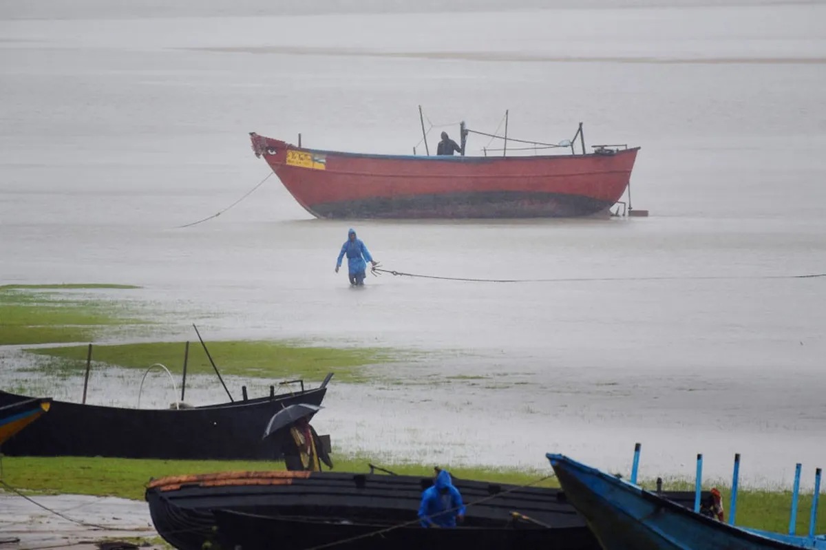 Millions batten down as 'super cyclone' Amphan hits Bangladesh, India ...