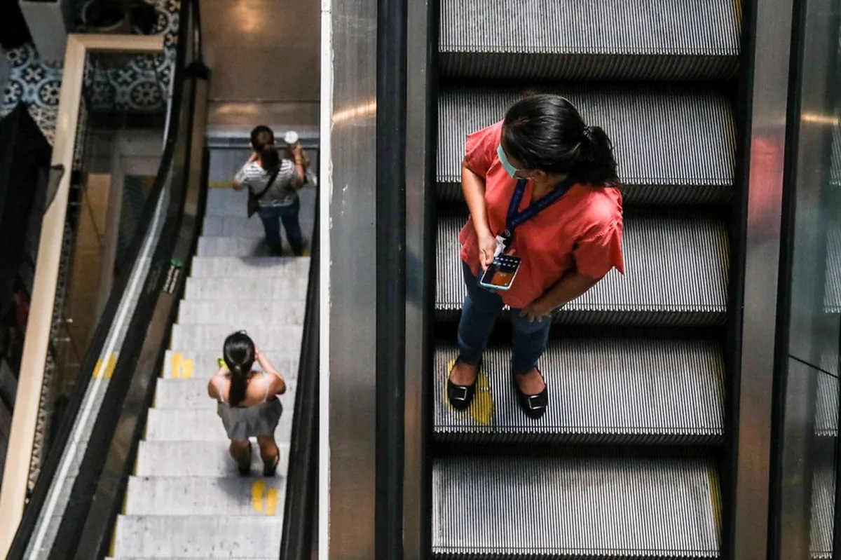 Low foot traffic, few stores open in malls as gov't eases COVID-19 ...