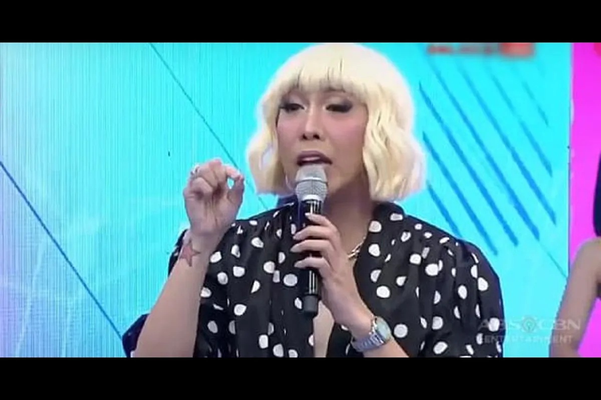 Vice Ganda, ipinaliwanag ang meaning ng ‘newspaper’ | It’s Showtime ...