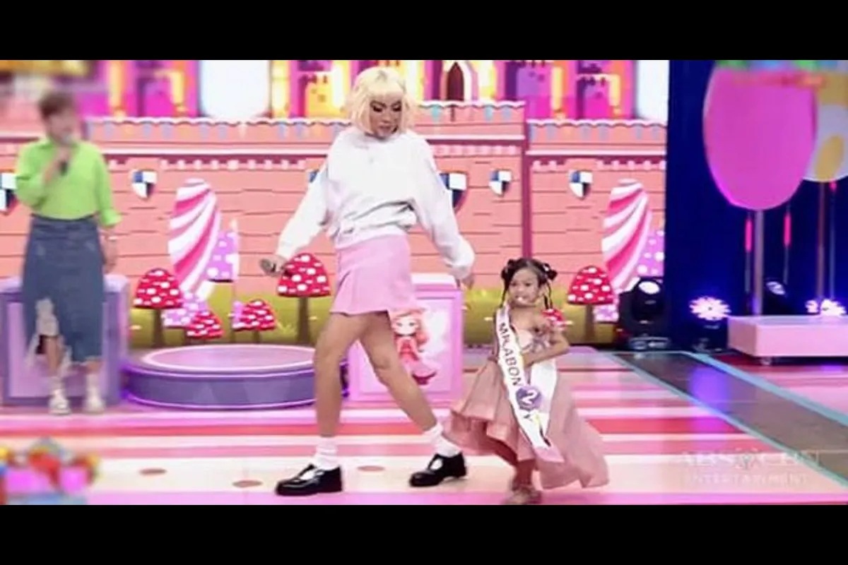 Vice Ganda, rumampa kasama si Mini Miss U Scarlet | It’s Showtime | ABS ...