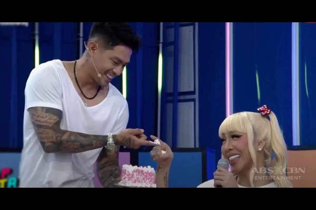 Vice Ganda, kinilig sa icing na binigay ni Ion | It’s Showtime | ABS ...