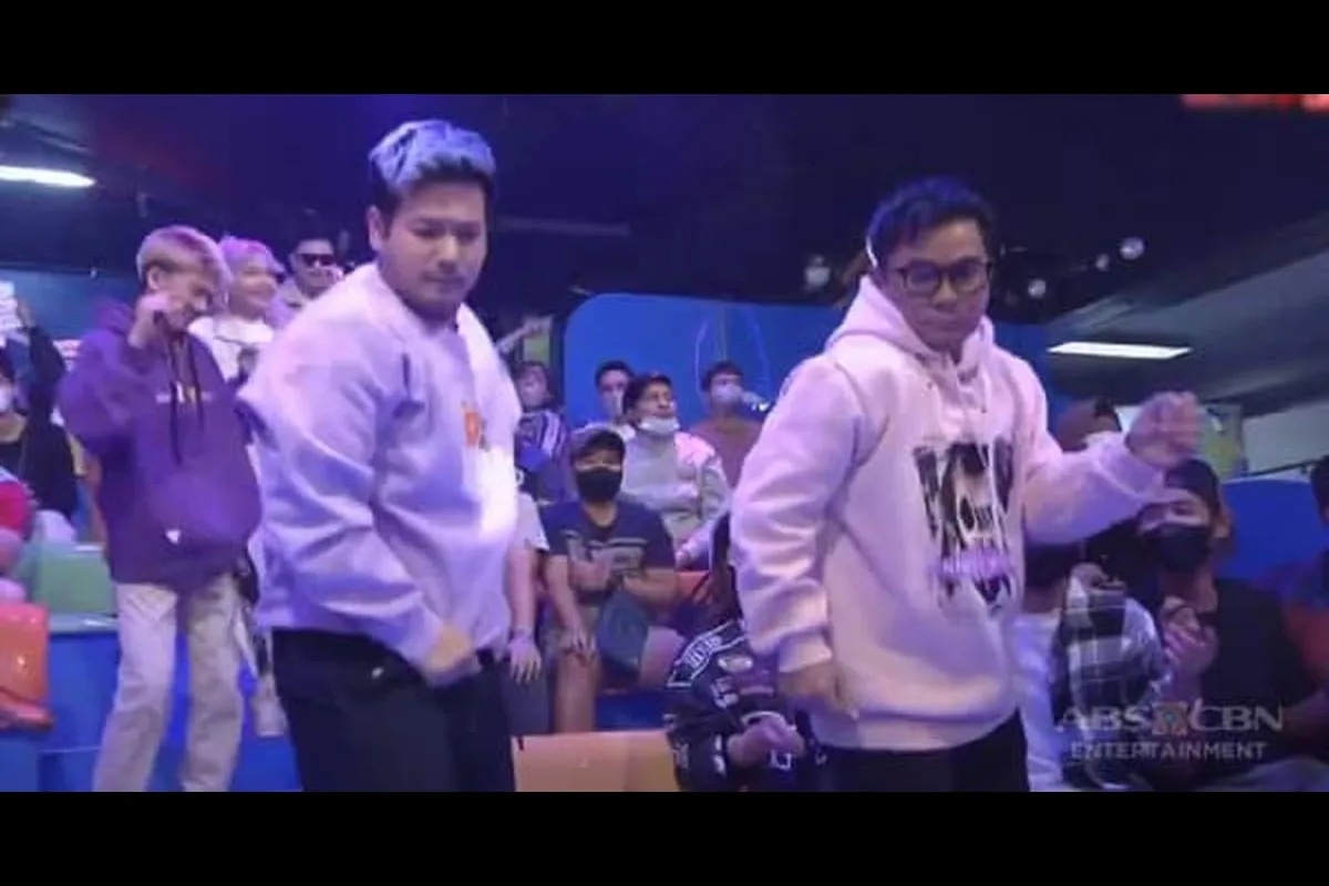 Ogie, ginulat ang Madlang People nang sumabay sa sayaw ni direk John Prats! | It’s Showtime ...