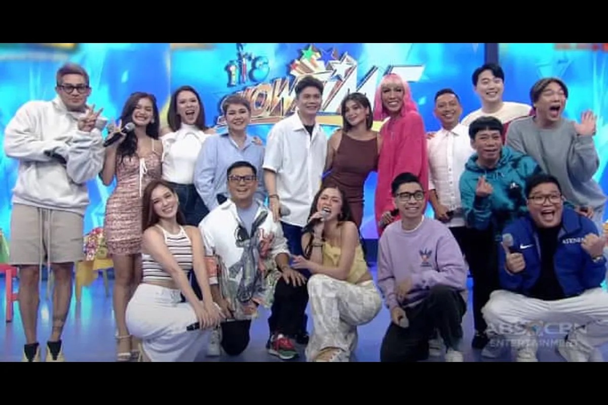 ‘Group hug!’ It’s Showtime family, masaya nang makumpleto sila sa studio! | ABS-CBN Entertainment