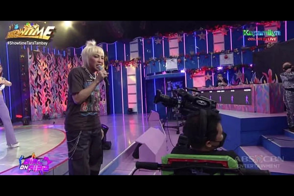 Vice Ganda, napansin ang cameraman na nakahiga habang pinapanood si ...