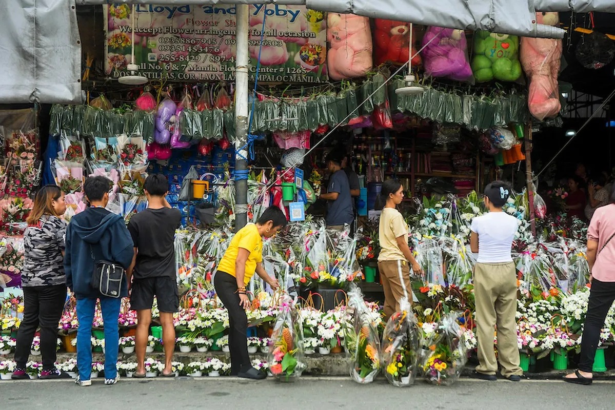 Bentahan ng bulaklak sa Dangwa sa bisperas ng Undas, matumal | ABS-CBN News