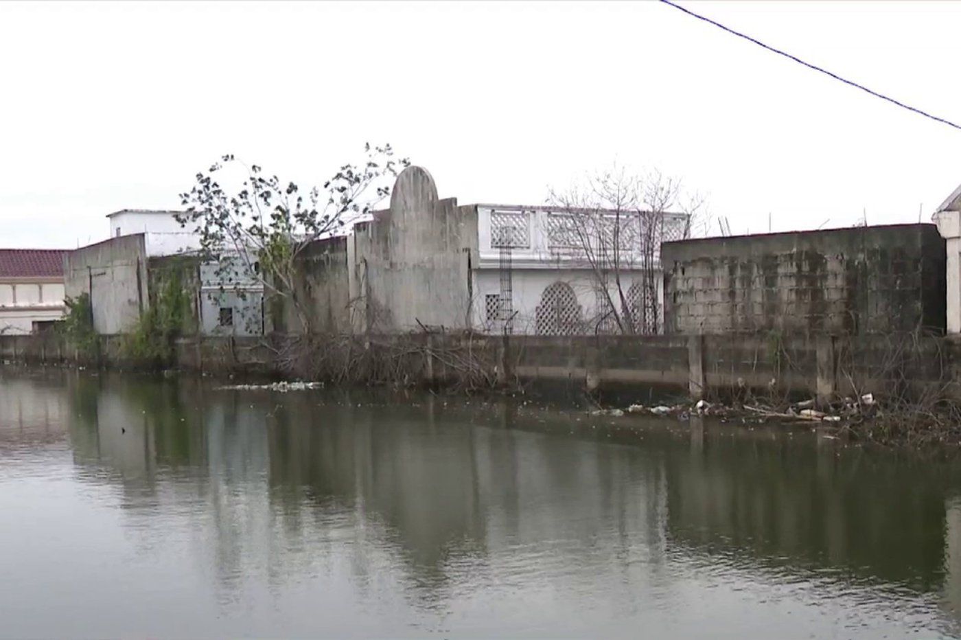 Pagbaha sa ilang sementeryo sa Bulacan at Pampanga pahirap sa mga ...