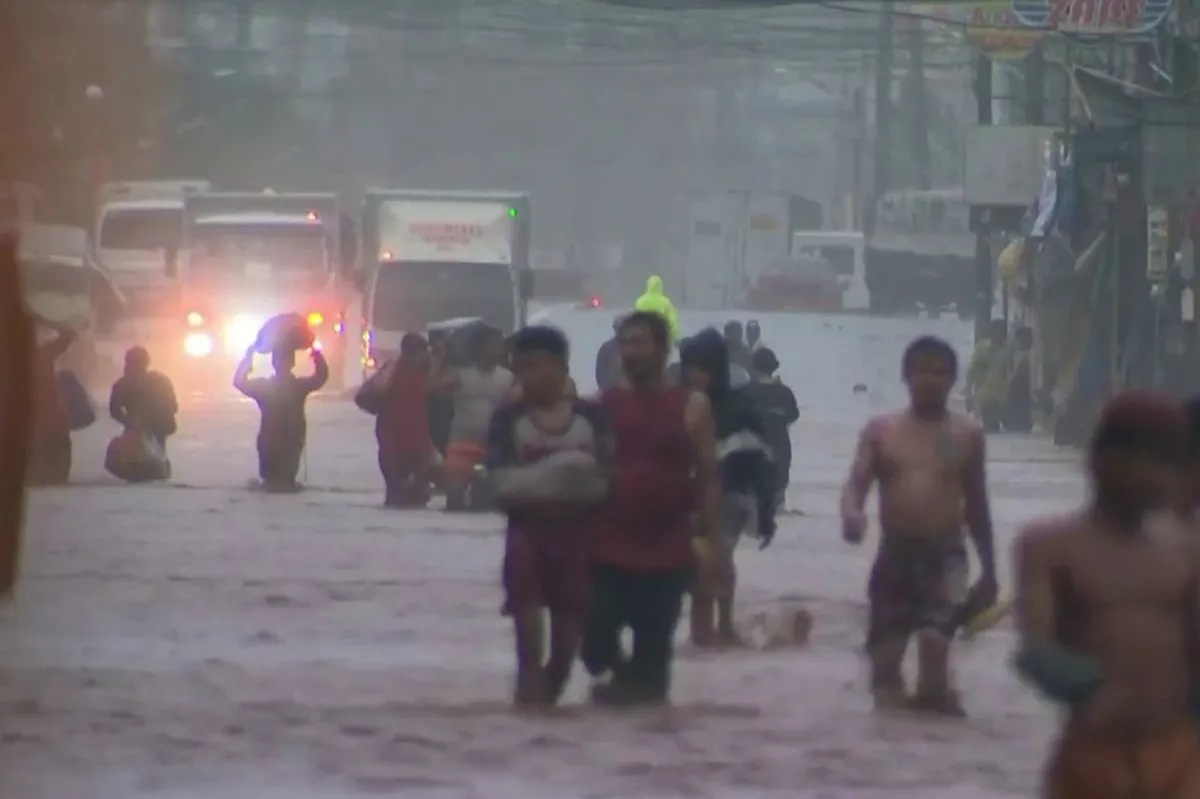 Mga residente ng Lemery, Batangas lumikas dahil sa matinding baha | ABS ...