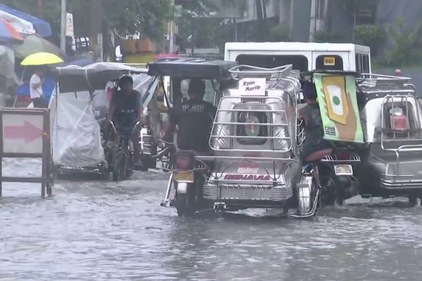 Ilang barangay sa Malabon binaha dahil sa Bagyong Kristine | ABS-CBN News