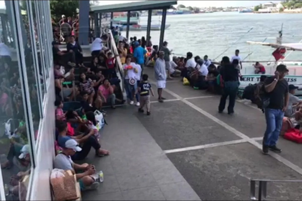 Higit 500 pasahero stranded sa pantalan sa Iloilo City | ABS-CBN News Higit 500 pasahero stranded sa pantalan sa Iloilo City | ABS-CBN News