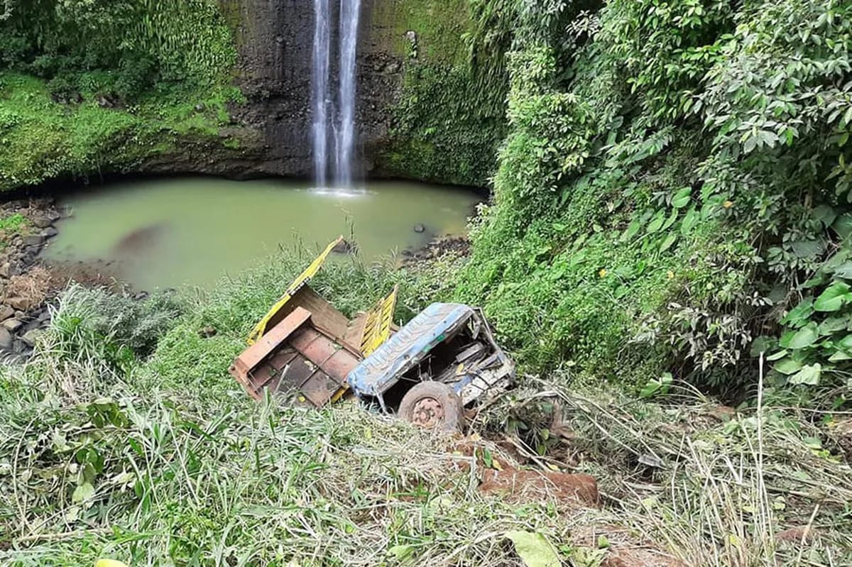 Truck nahulog sa bangin sa Bukidnon; driver, pahinante ligtas | ABS-CBN ... Truck nahulog sa bangin sa Bukidnon; driver, pahinante ligtas | ABS-CBN ...