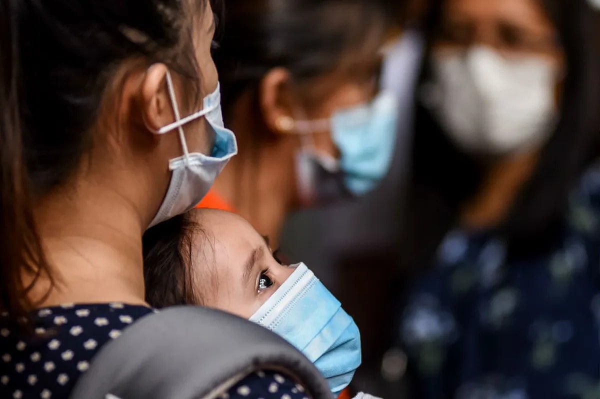 Mga pasahero at sekyu sa LRT, naka-face mask kontra coronavirus | ABS-CBN News