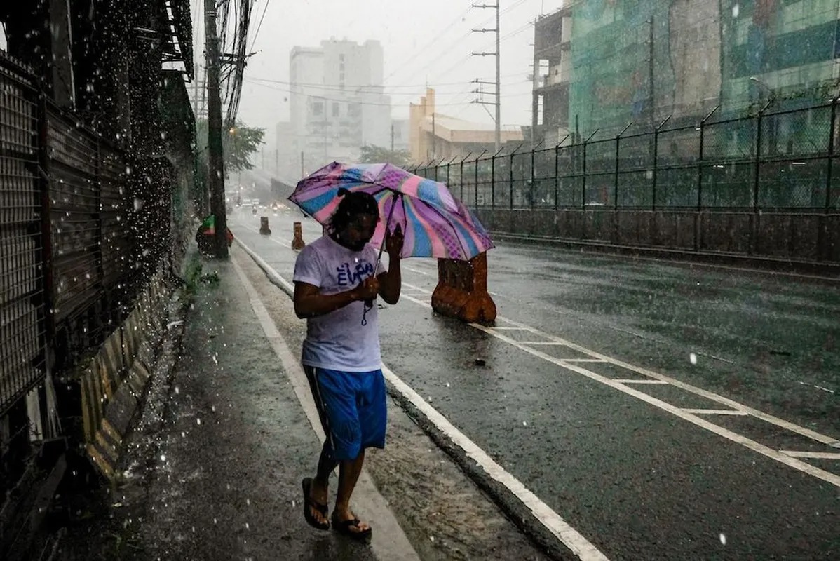 Red rainfall warning up in NCR, nearby provinces amid storm Kristine ...