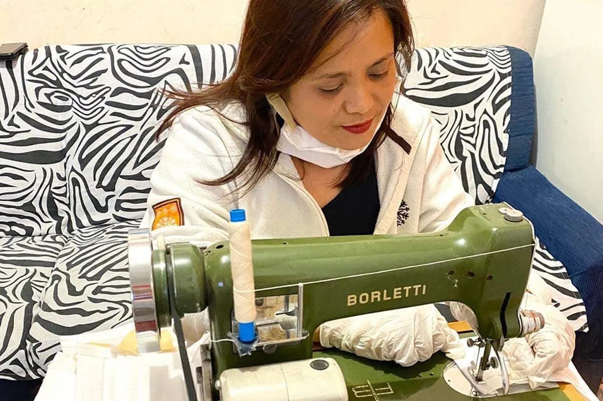 Pinay sa Italy, nanahi ng face mask bilang tulong kontra COVID-19 | ABS-CBN