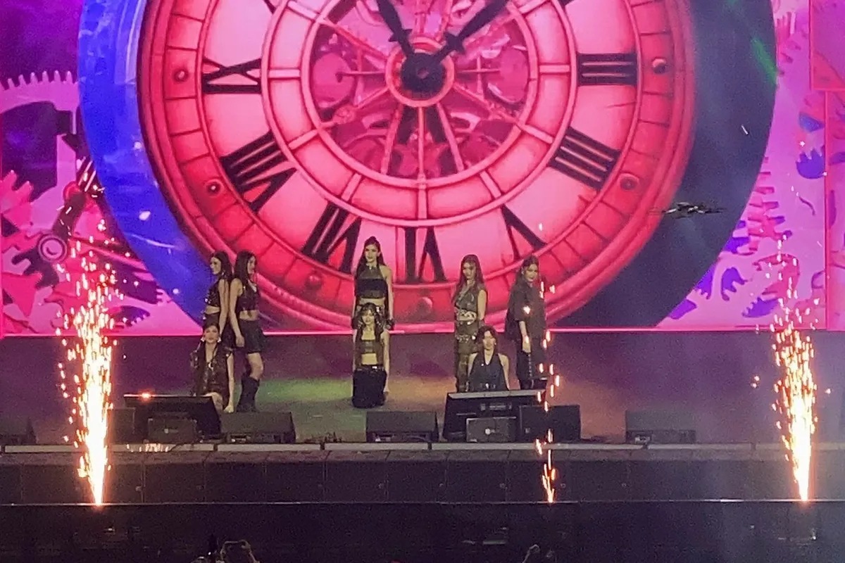 BINI shines with K-pop stars Rain, Mamamoo's Hwasa at local event | ABS ...