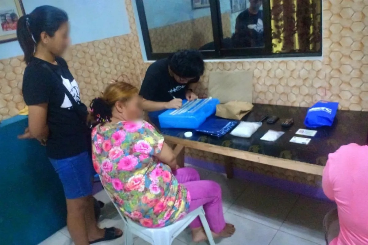 Magtiyahin nakuhanan ng P3.4-milyong halaga ng 'shabu' sa Muntinlupa ... Magtiyahin nakuhanan ng P3.4-milyong halaga ng 'shabu' sa Muntinlupa ...