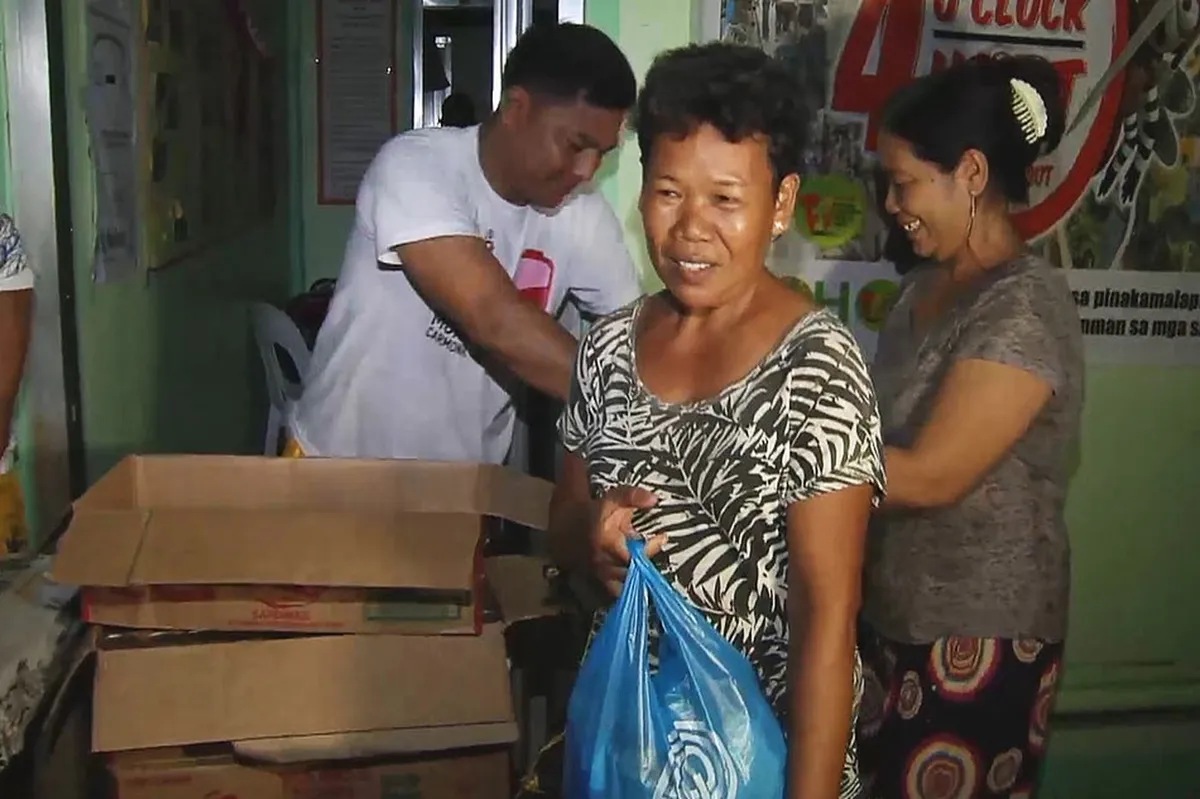 Mga residenteng naapektuhan ng bagyong Tisoy hinatiran ng ayuda | ABS ...