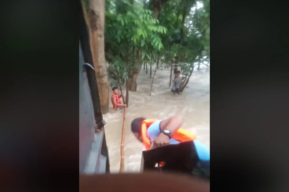 TINGNAN: Pagsagip sa 2 lalaki sa rumaragasang baha | ABS-CBN News