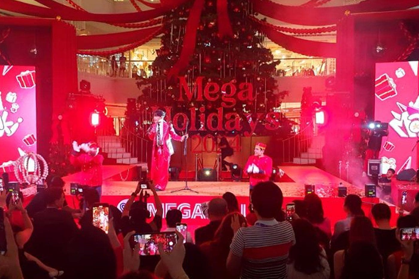 SM Megamall kicks off holiday festivities with Christmas tree lighting ...