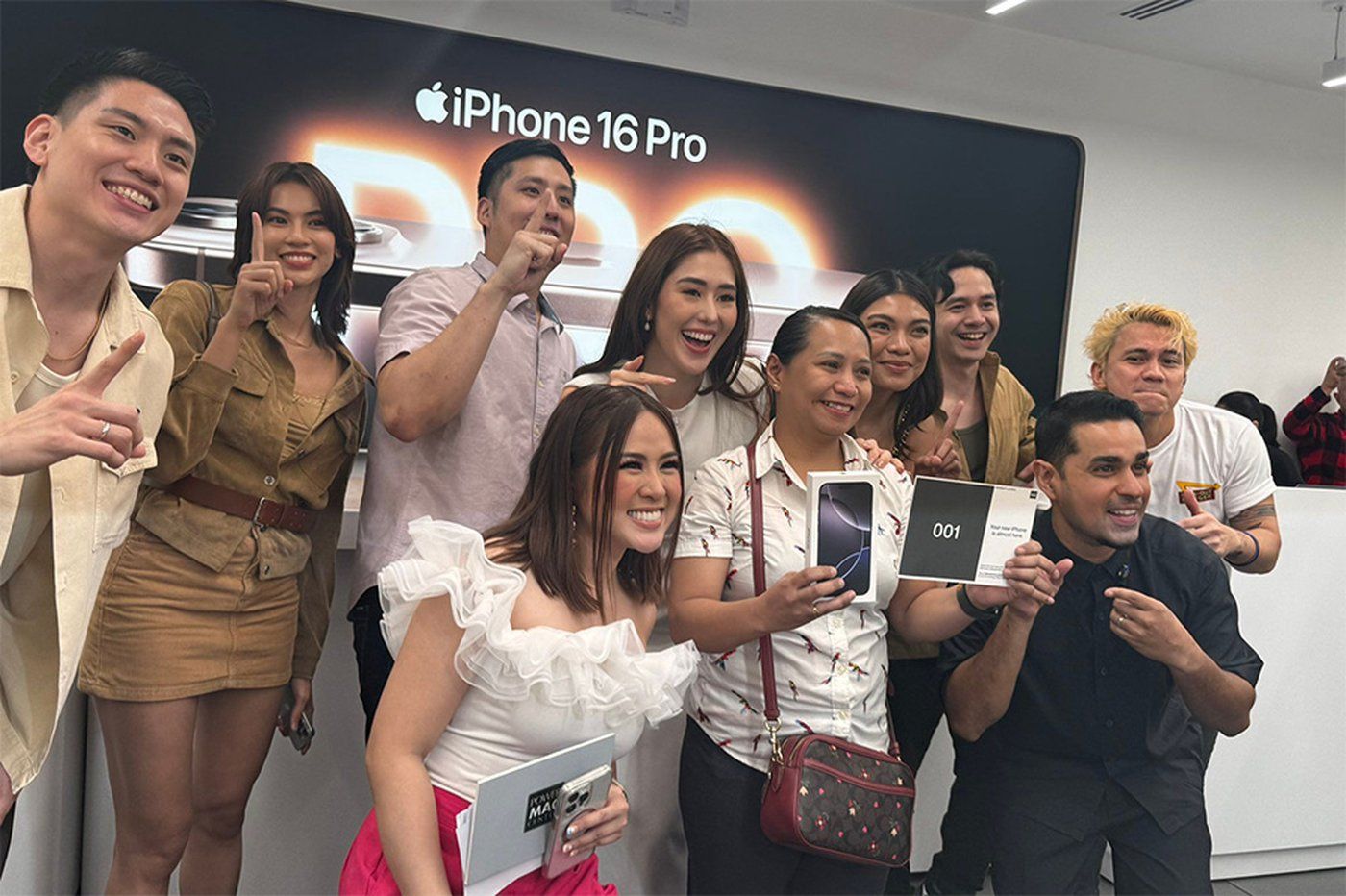 Hundreds line up for iPhone 16 midnight launch | ABS-CBN Lifestyle