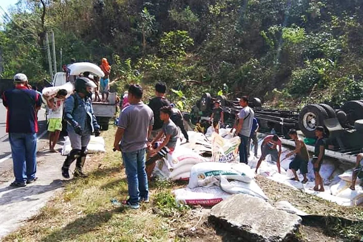 2 patay sa pagbaliktad ng trak sa Aklan | ABS-CBN News 2 patay sa pagbaliktad ng trak sa Aklan | ABS-CBN News